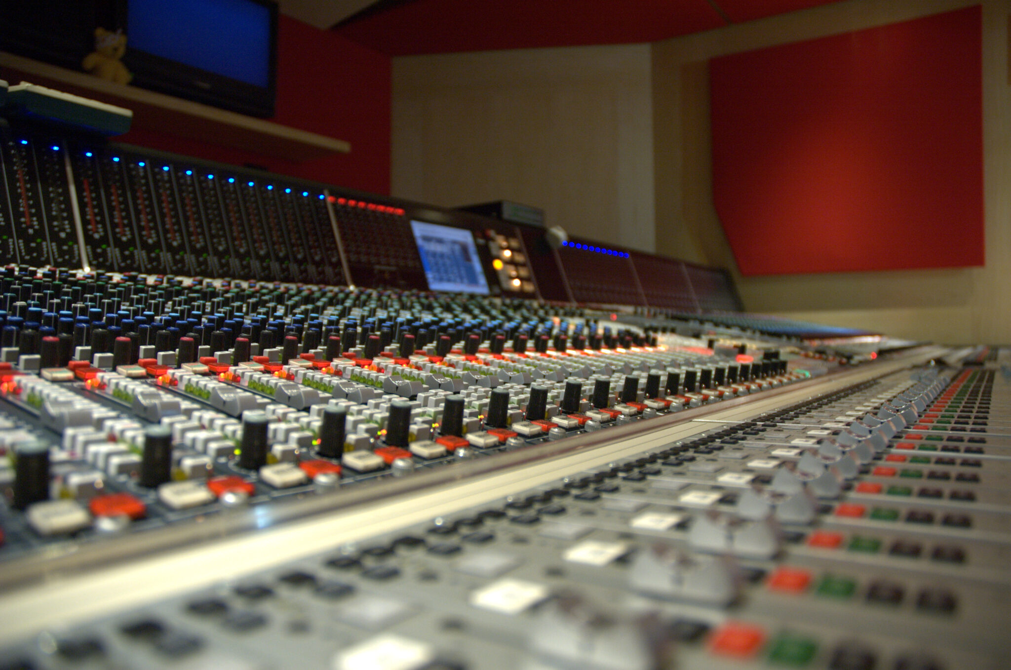 The World's Most Famous Studio Specs the World's Top Analogue Console - Neve 88RS - AMS | Neve